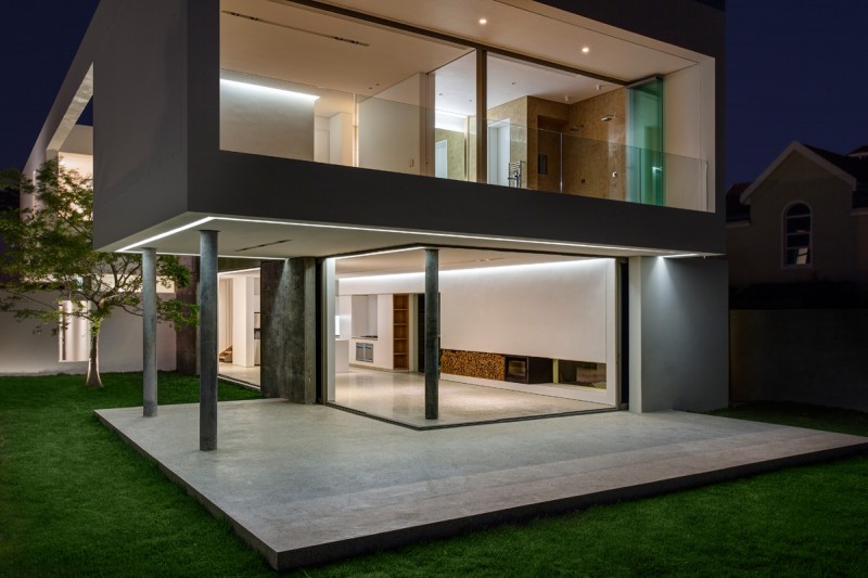 Three14 Architects design a floating box for a family in Cape Town