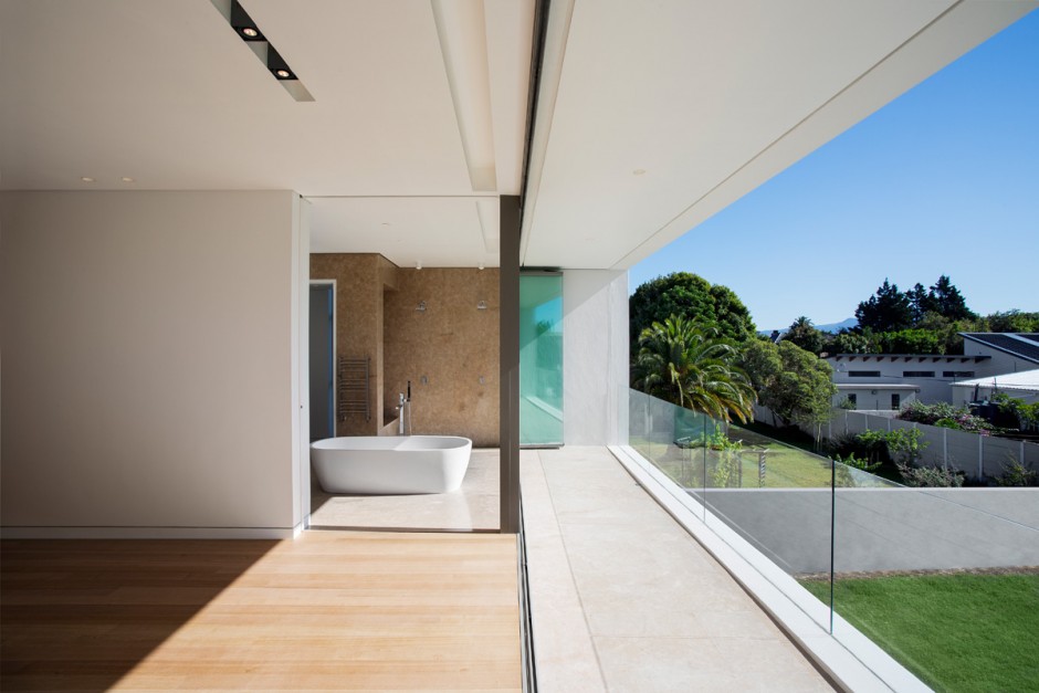 Three14 Architects design a floating box for a family in Cape Town