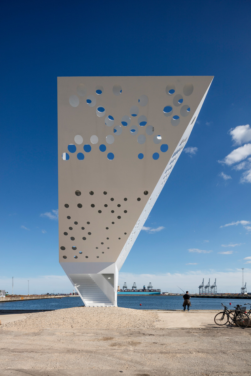 A dramatic sculptural viewing tower is a new landmark for this harbor ...
