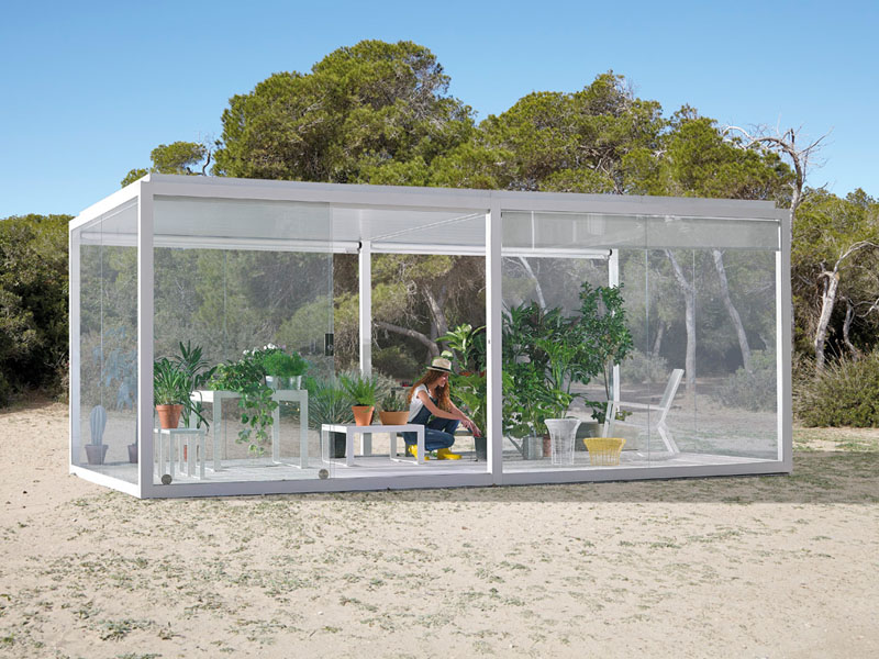 This Glass Box Lets You Enjoy The Outdoors Even When It's Windy And Cold