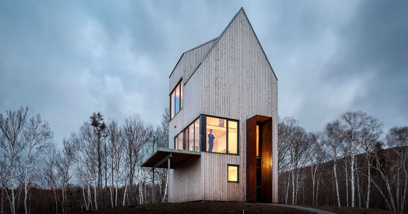This Tall Cabin Overlooking The Canadian Coastline Is A Quiet Holiday Home