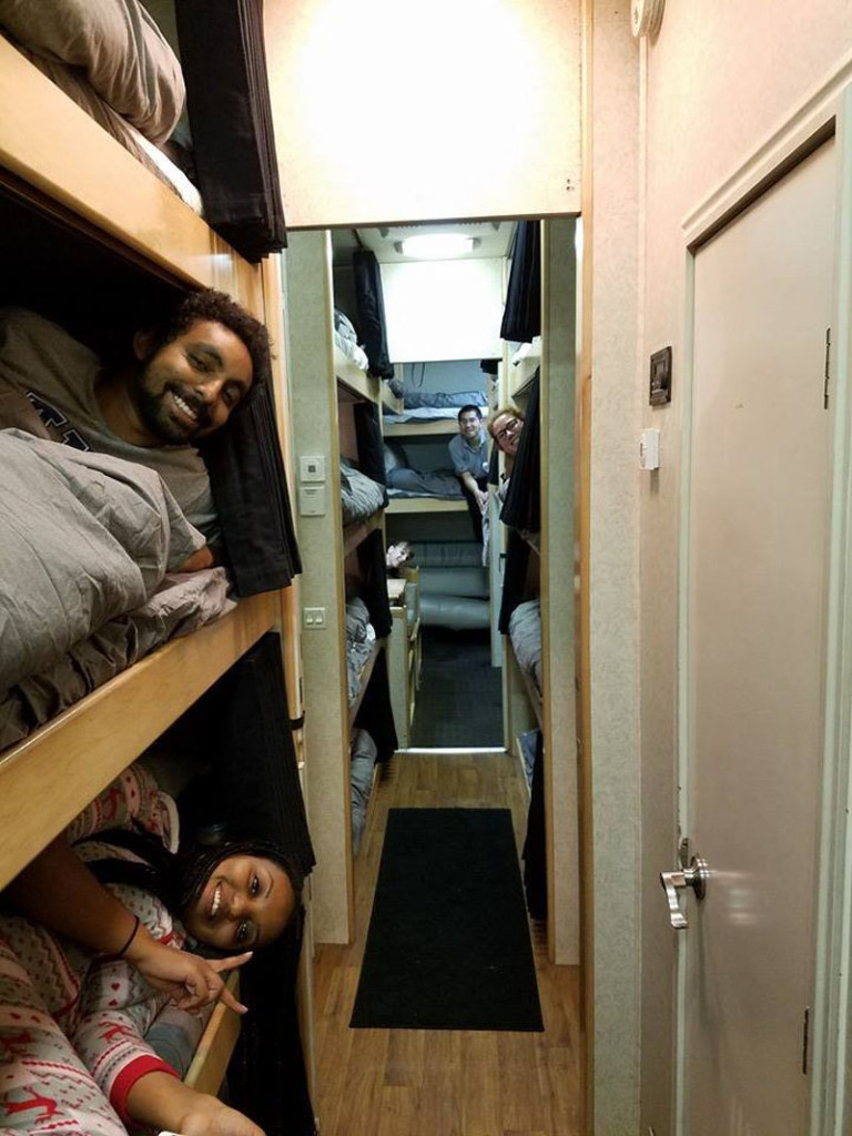 People are riding on this 'sleep bus' between San Francisco and Los ...