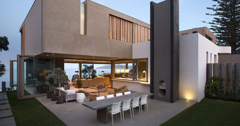 A Natural Palette Of Earth Tones Runs Through This Home Overlooking The ...
