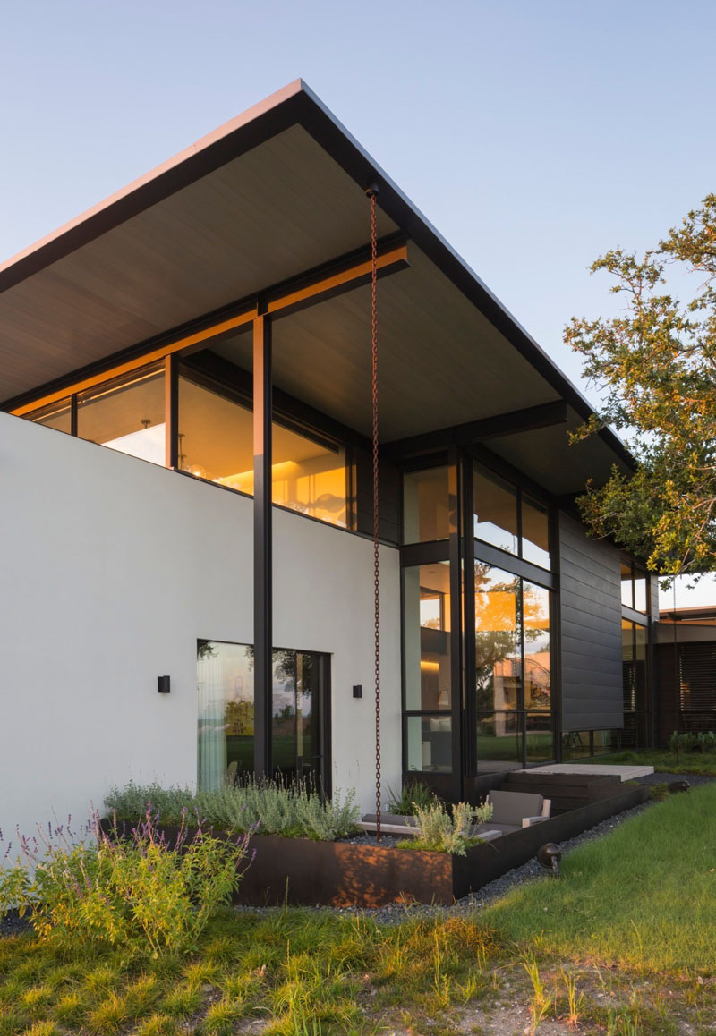 14 Modern Homes That Use Rain Chains To Divert Water