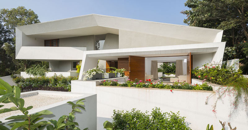 The Design Of This Modern House Features A Very Angular Exterior