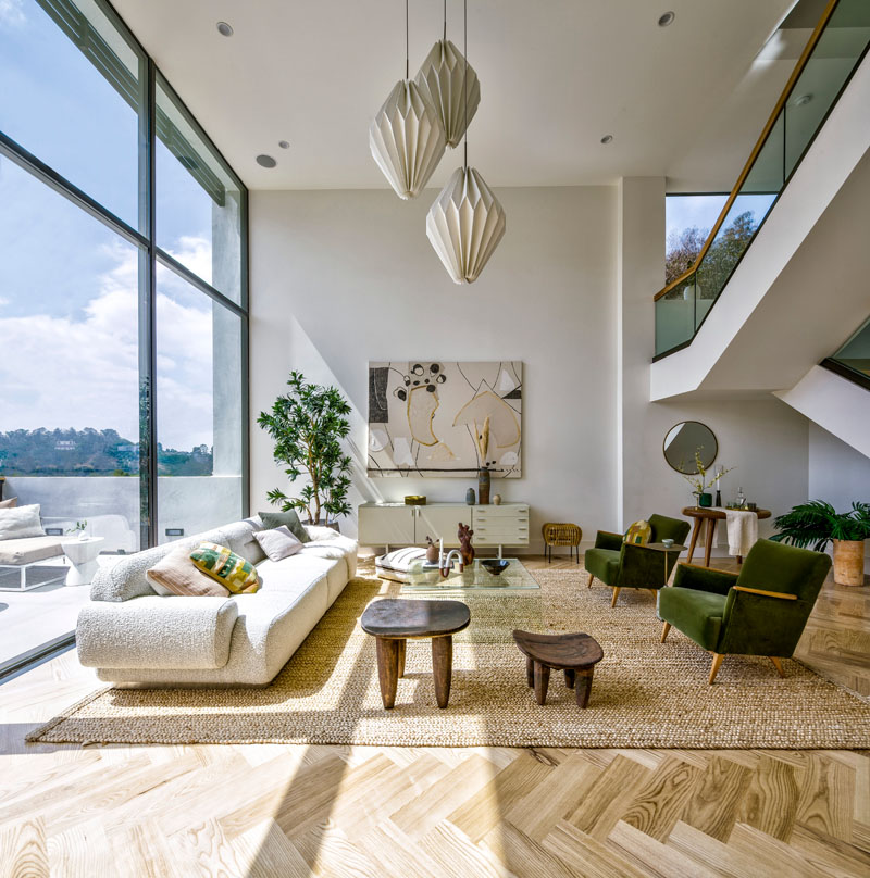 High Ceilings And Double Height Windows Keep This L.A. House Bright And ...
