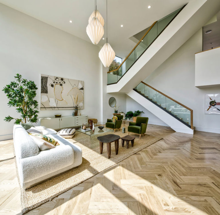High Ceilings And Double Height Windows Keep This L.A. House Bright And ...