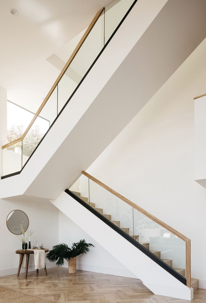 High Ceilings And Double Height Windows Keep This L.A. House Bright And ...