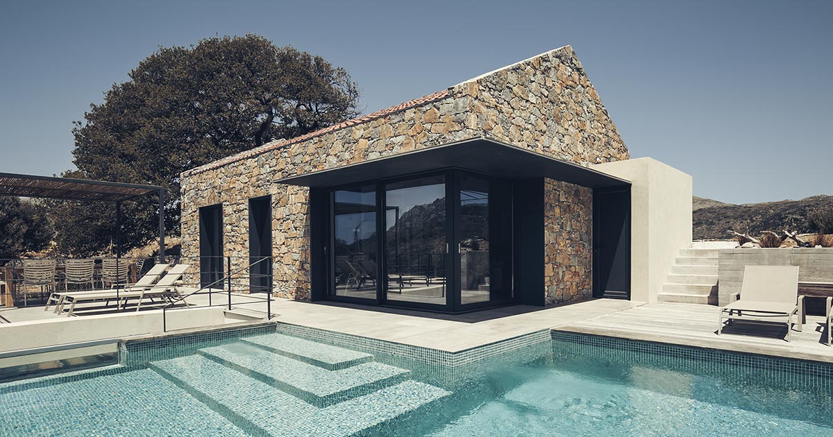 Combining Stone And Black Metal To Create A Contemporary House