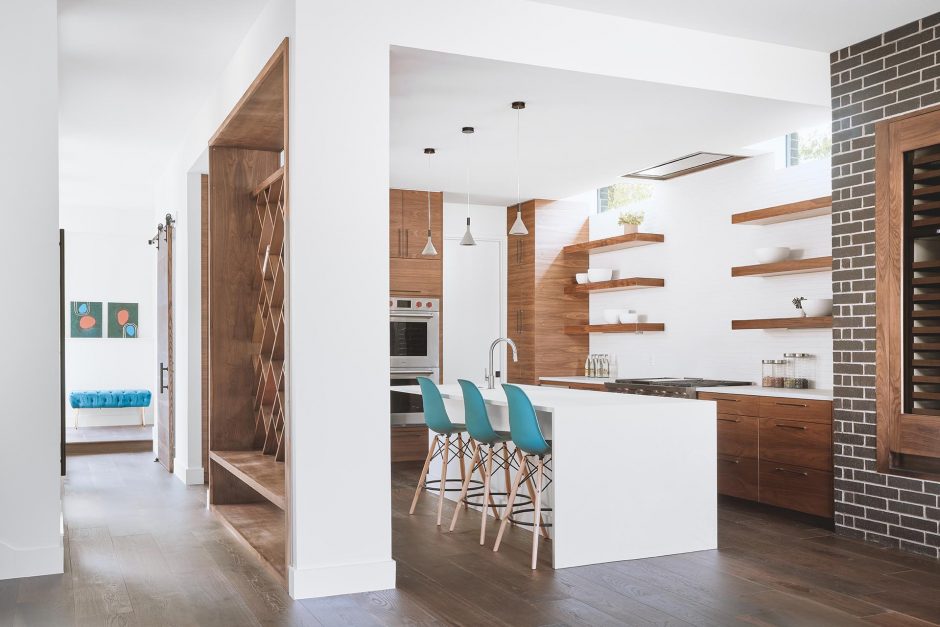 An Entryway With A Bench And Diagonal Shelves Provides A Glimpse Of The ...