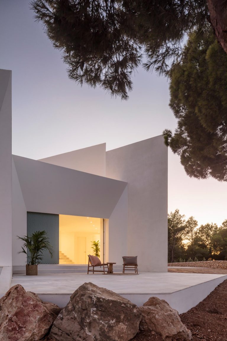 The Modern White Minimalist Exterior Of This Home Is Softened By The ...