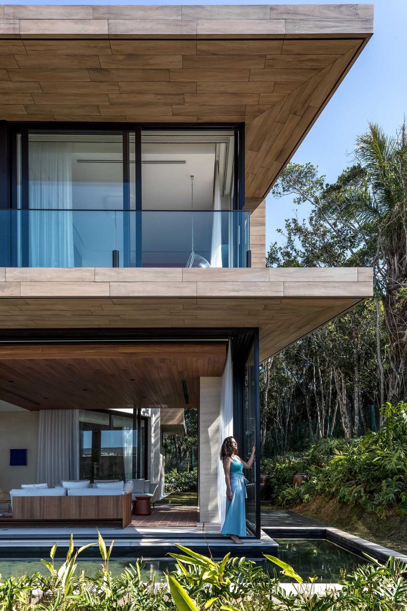 Walls Of Windows Allow This Hillside Home To Take Advantage Of The ...