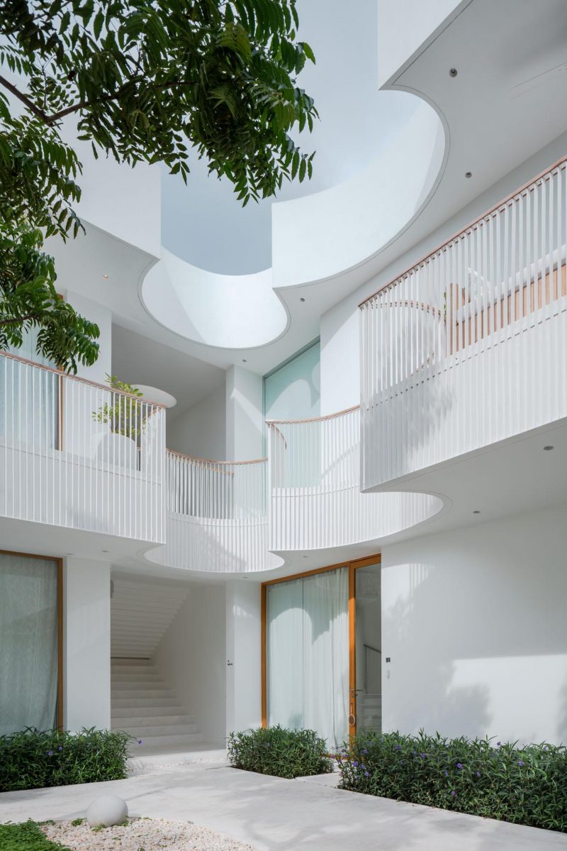 This Landscaped Outdoor Space Includes A Living Room With A Bookshelf ...
