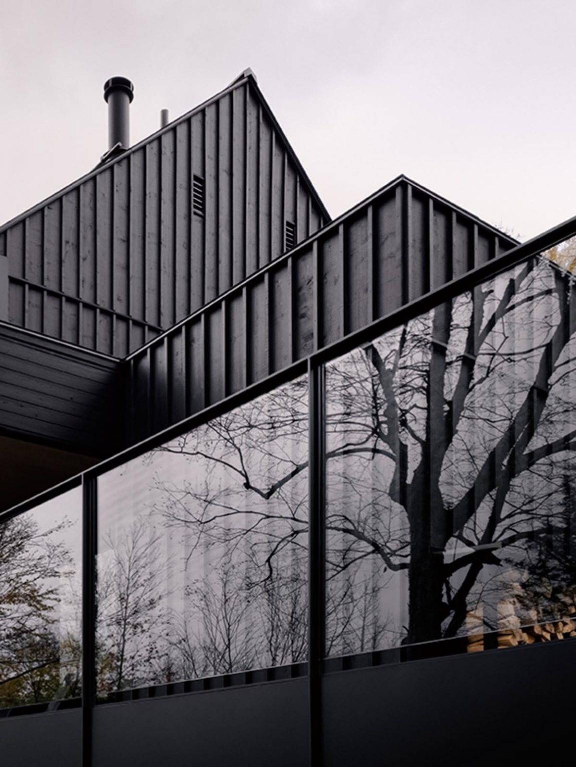 The Completely Black Exterior Of This Home Is A Bold Presence ...