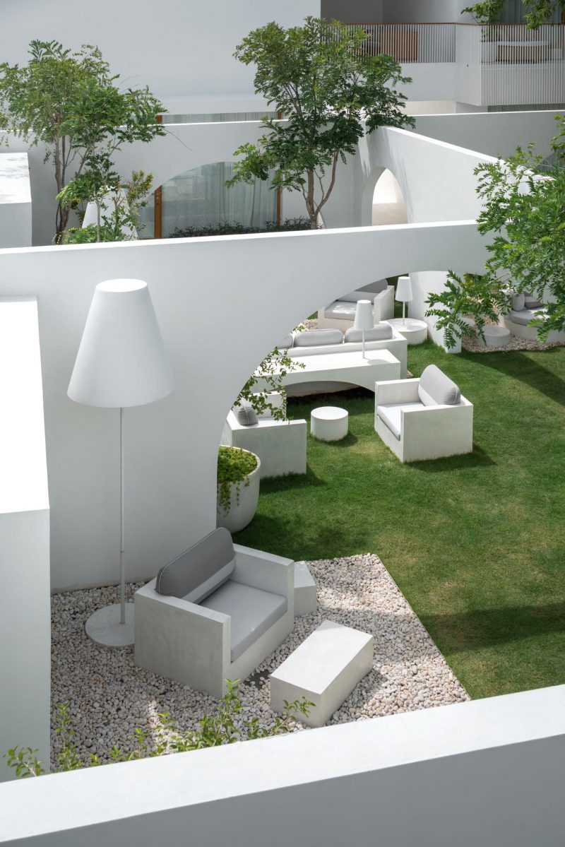 This Landscaped Outdoor Space Includes A Living Room With A Bookshelf ...