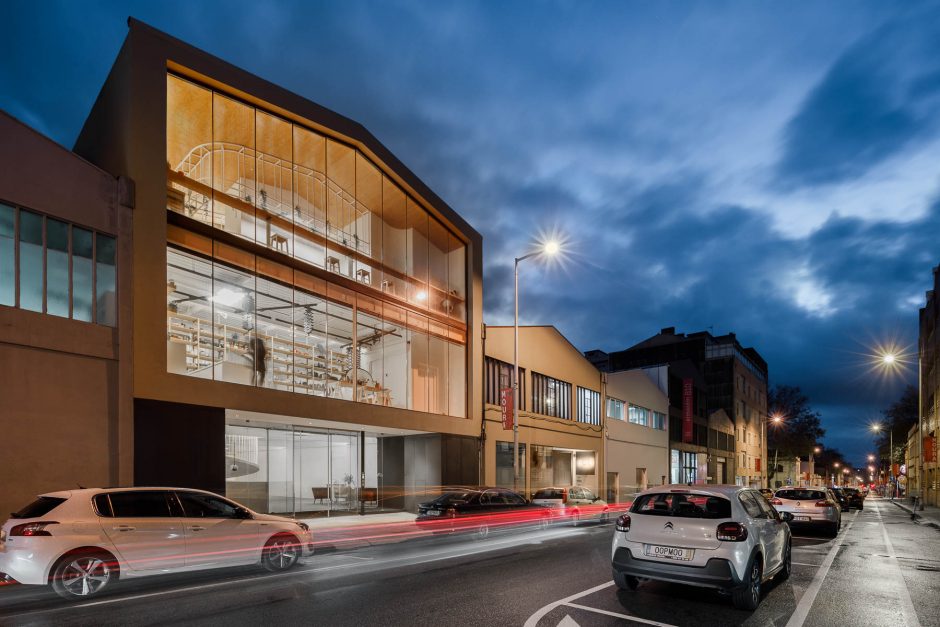 Instead Of Stairs, A Spiraling Ramp Was Designed For This Office Building