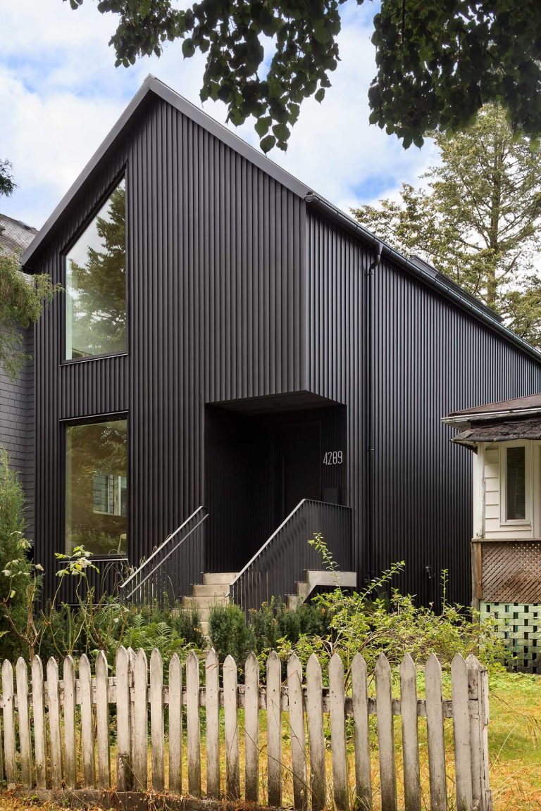 A Tall And Narrow House With An All Black Exterior Makes A Statement On ...