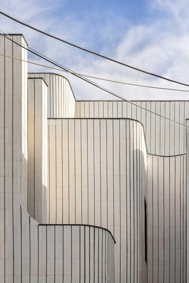 The Vertical Lines Of This Home's Exterior Siding Contribute To Its ...