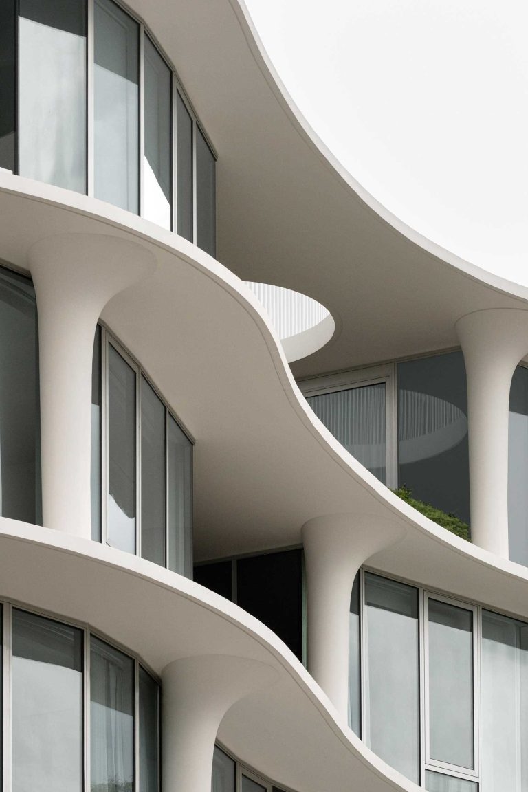 Columns Flared At The Top Like A Champagne Flute Contribute To The ...