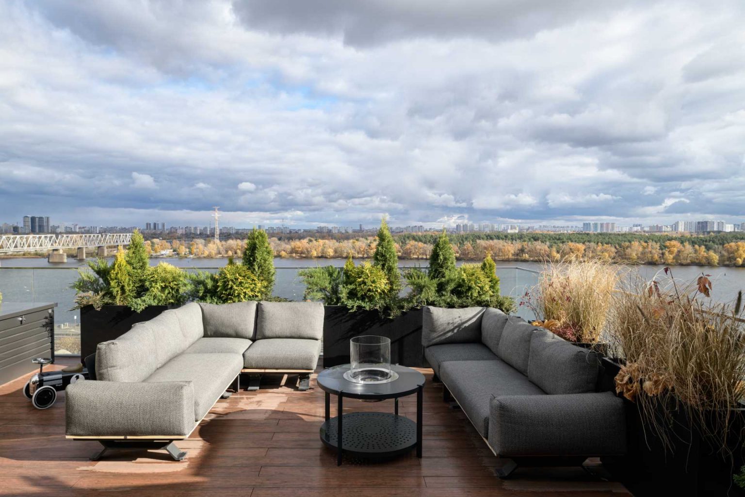 A Loft Play Area Was Designed For This Kids Bedroom Inside An Apartment ...