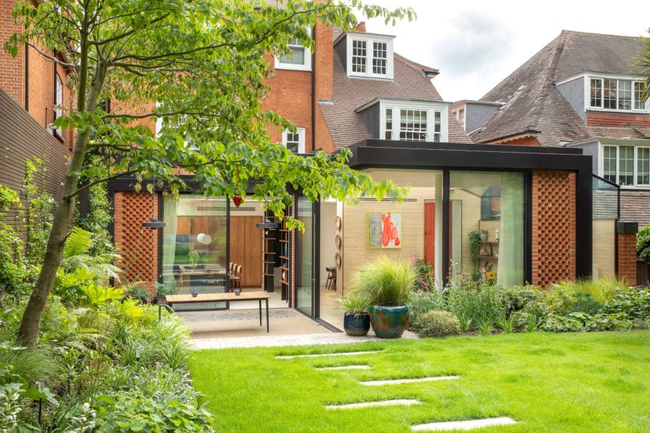 A Contemporary Extension Adds New Living Spaces And Natural Light To ...