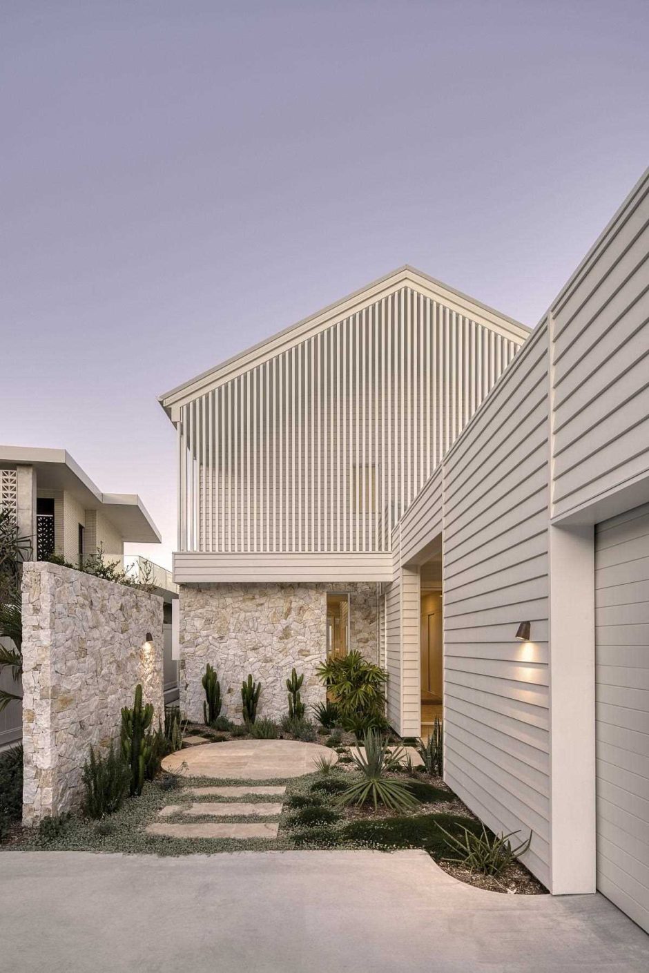 A White Material Palette Creates A Peaceful Coastal Living Feeling For ...