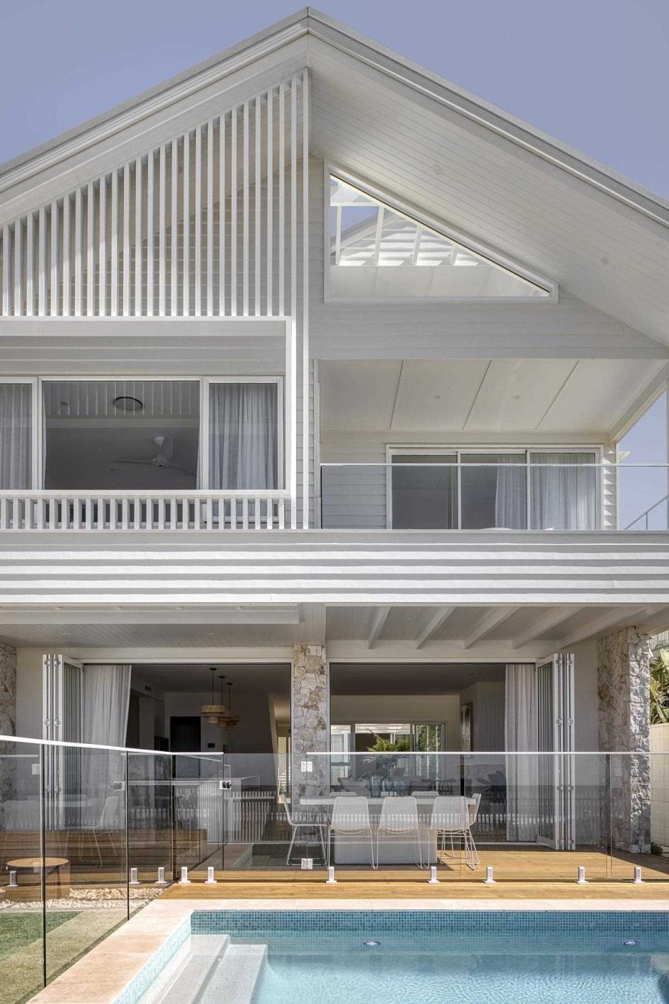 A White Material Palette Creates A Peaceful Coastal Living Feeling For ...