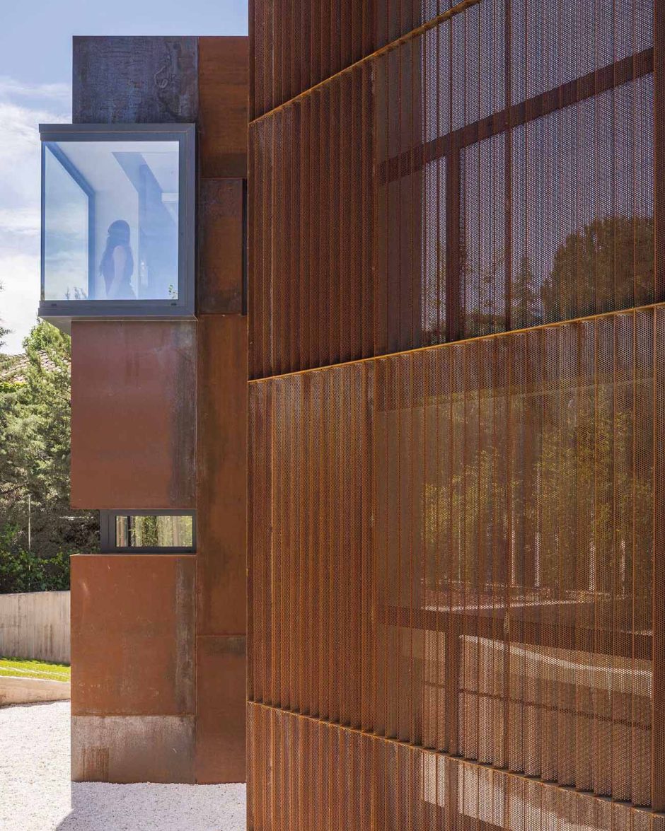 Steel Symphony: A Madrid Home's Unique Design With Weathered Elegance