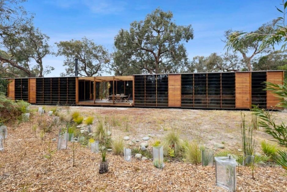 The home comprises two recycled timber pavilions: the eastern pavilion ...