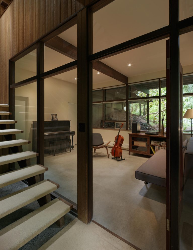 This Mid-Century Modern Home Feels Like a Secret Treehouse in the Forest