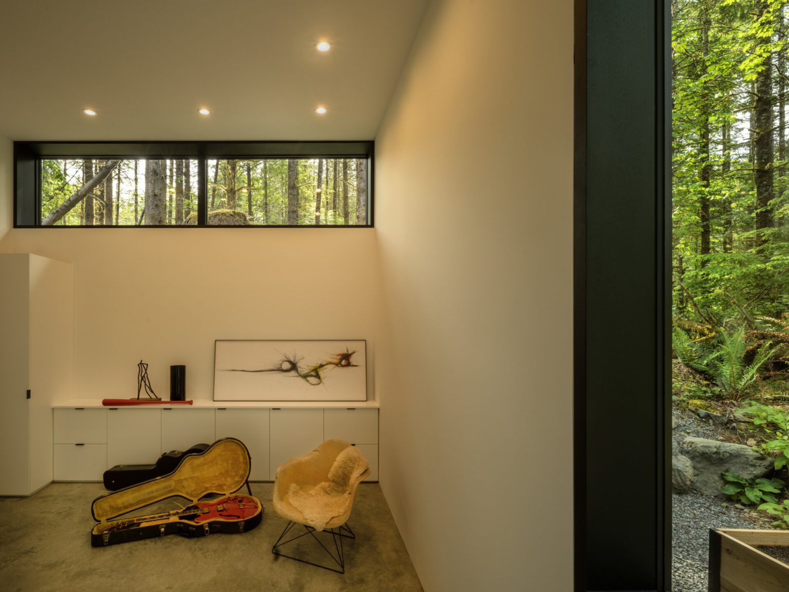 Inside the Forest Home That’s All About Light, Space, and Simplicity