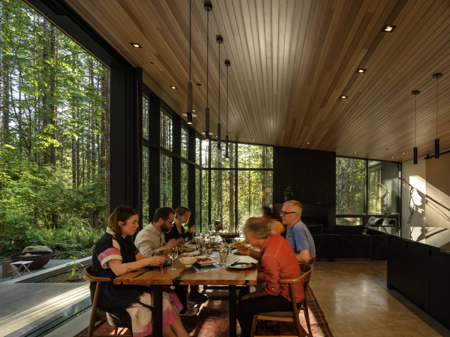 Inside the Forest Home That’s All About Light, Space, and Simplicity