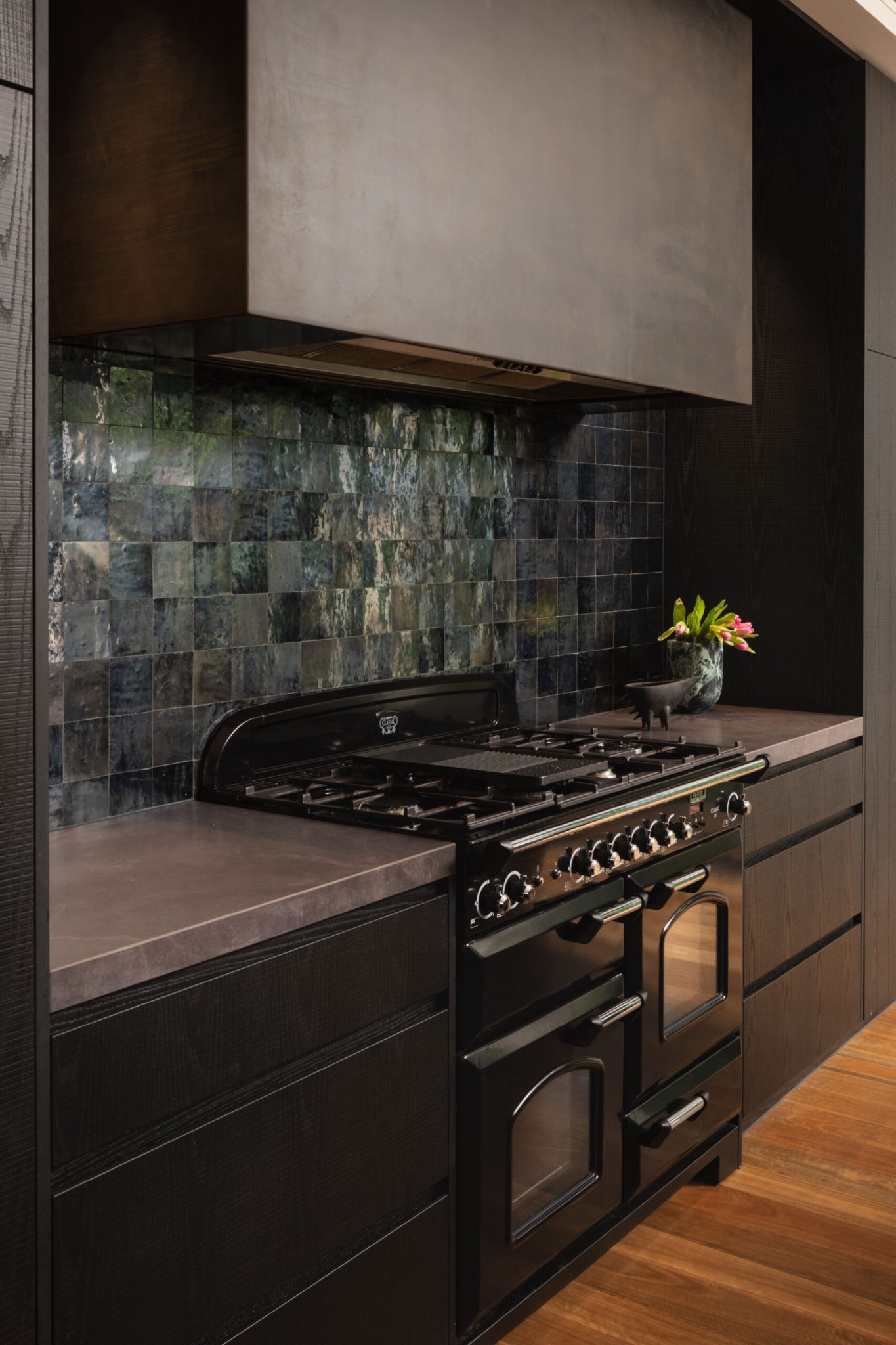 Dark and Dramatic: Inside a Kitchen That Redefines Modern Luxury