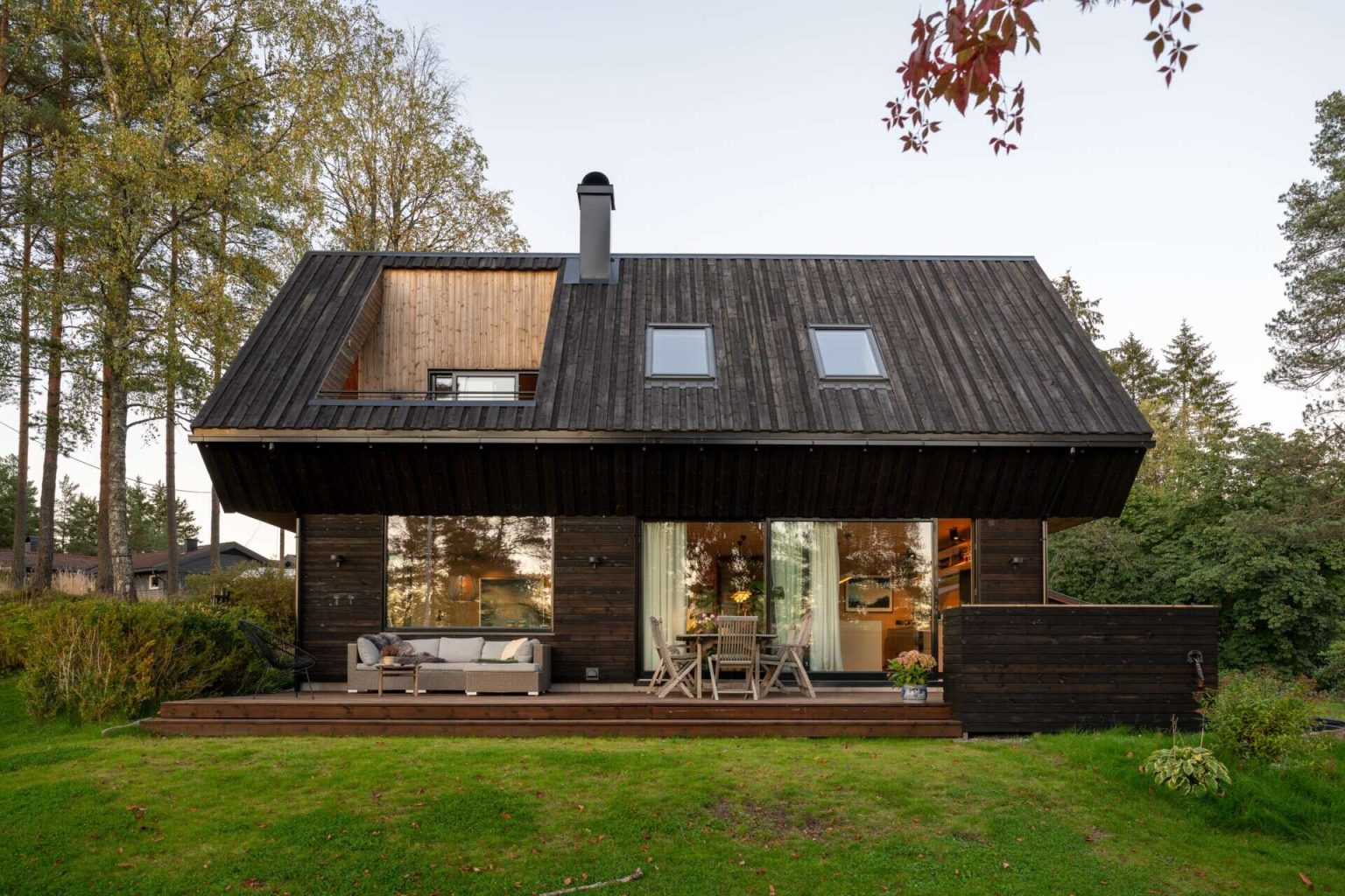 Living Among the Pines: Inside a Home That Blends Architecture and Nature