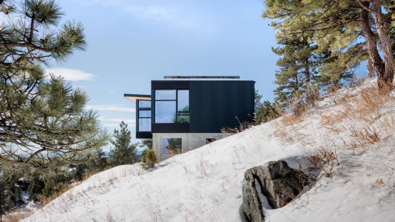 The Glass Box Living Room That Changes How You See the Mountains