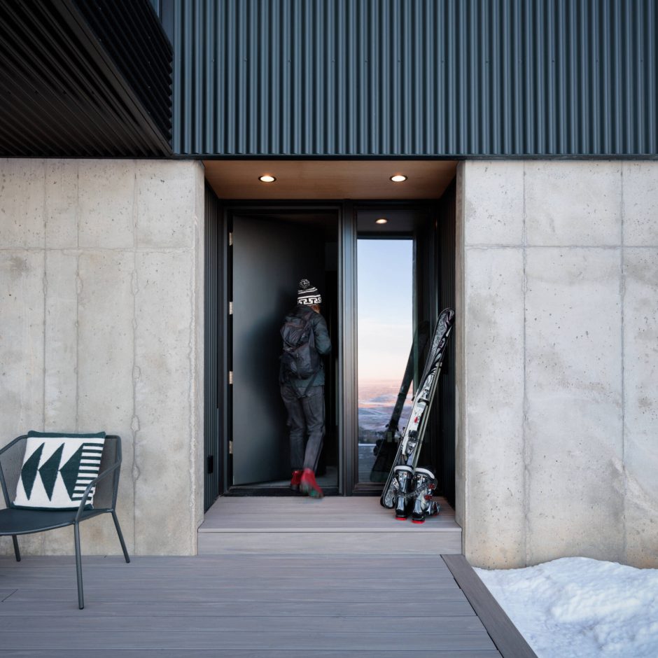 The Glass Box Living Room That Changes How You See the Mountains
