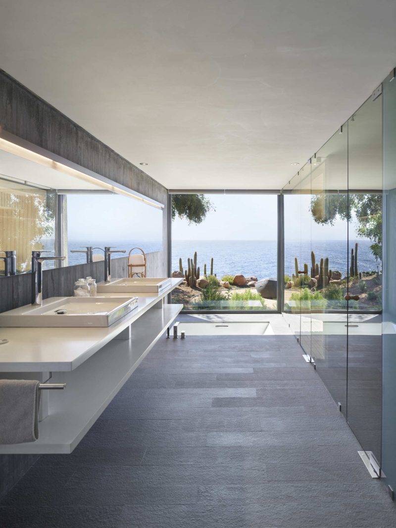 An Amoeba-Shaped Glass Home Perched Above the Chilean Coast