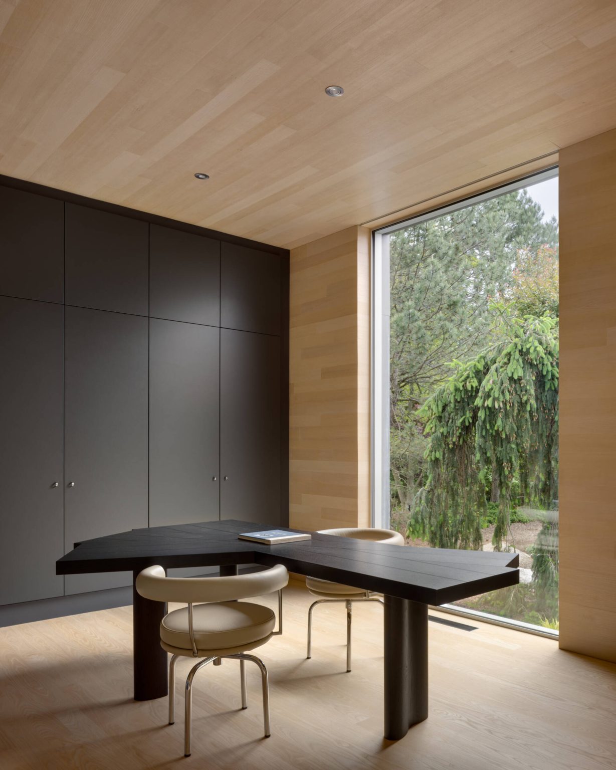 Black Slate, White Ash, and the Landscape That Shapes a Modern Home