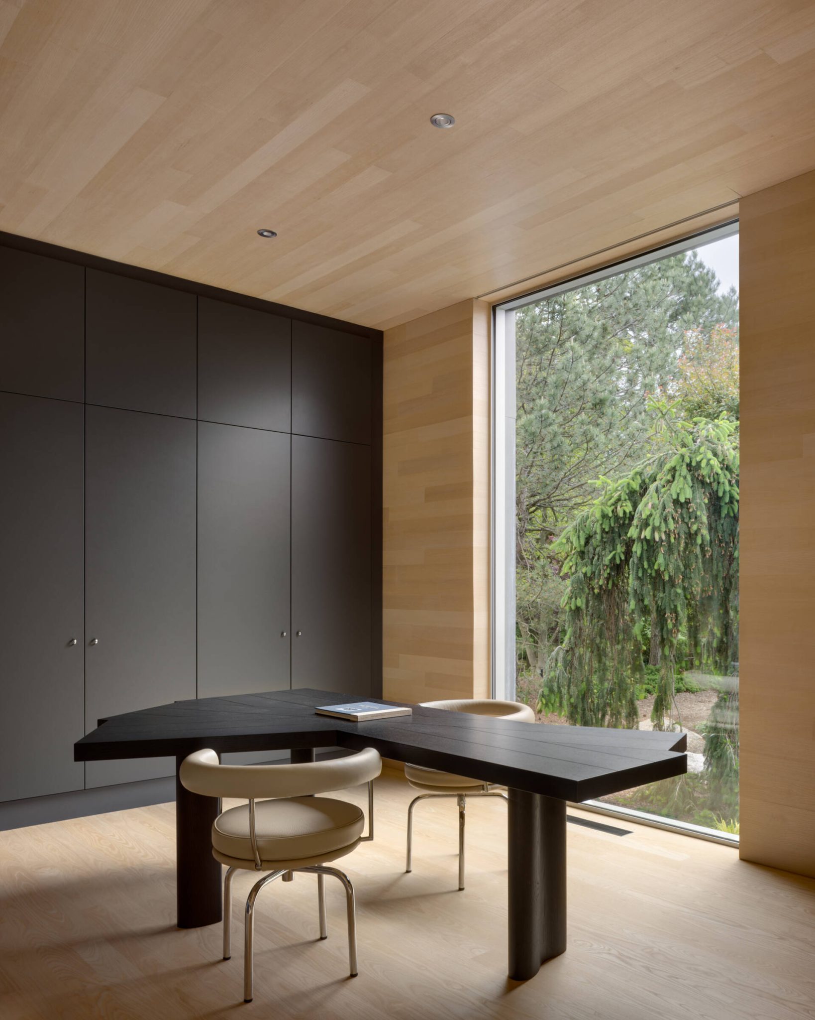 Black Slate, White Ash, and the Landscape That Shapes a Modern Home