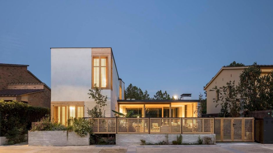 A Slender Vertical Block and a Glass-Lined Entertaining Area Shape This ...
