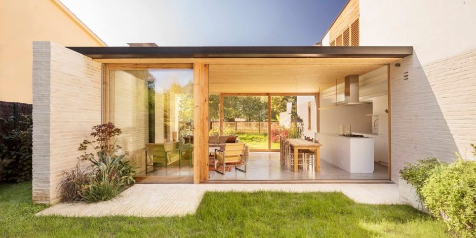 A Slender Vertical Block and a Glass-Lined Entertaining Area Shape This ...