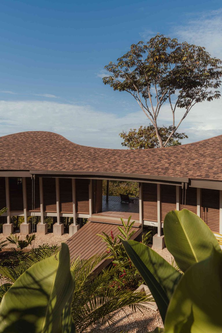 A Modular Structure That Allows a Roof to Flow Like the Landscape