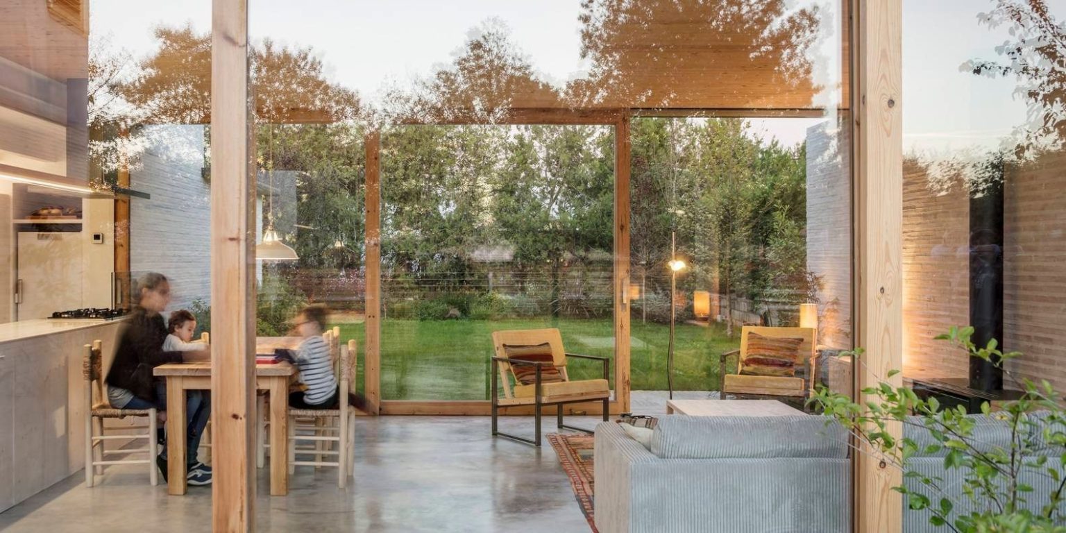 A Slender Vertical Block and a Glass-Lined Entertaining Area Shape This ...