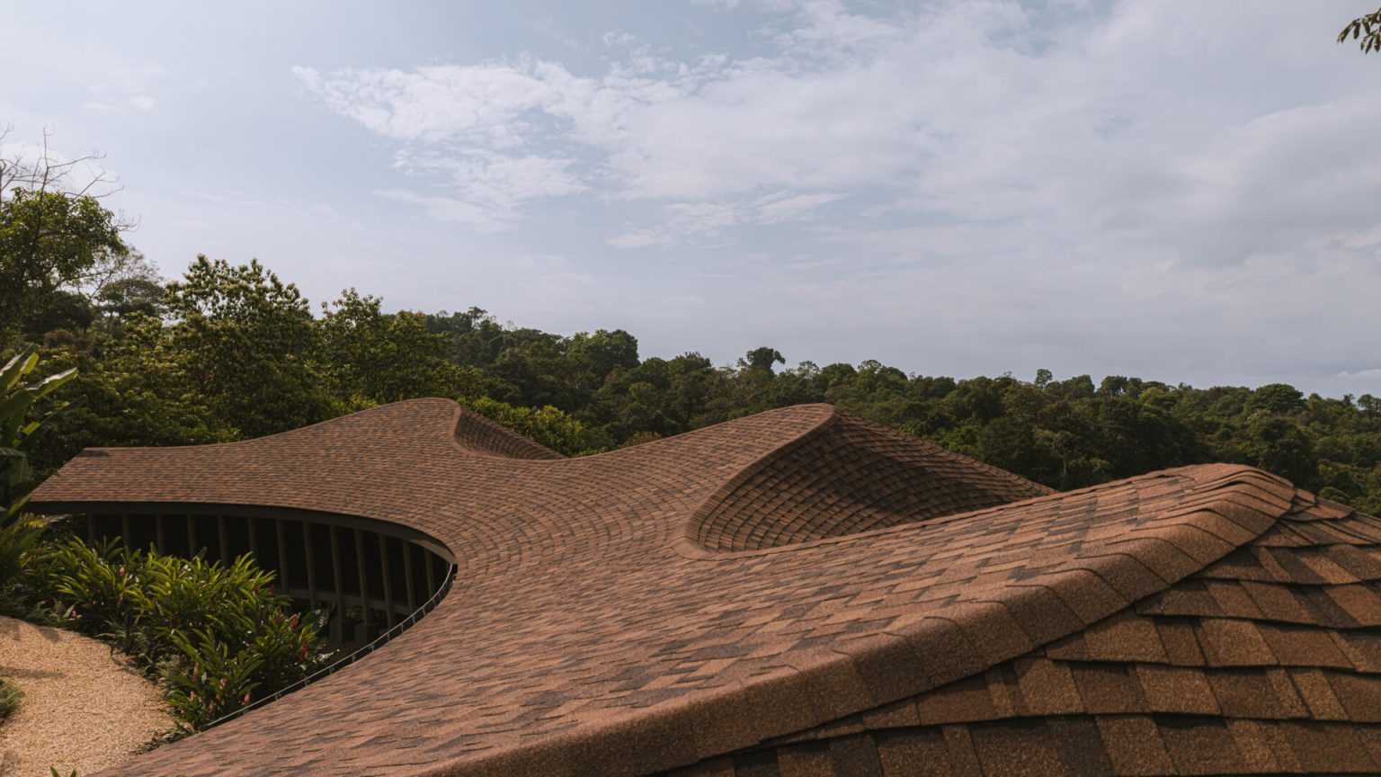 A Modular Structure That Allows a Roof to Flow Like the Landscape