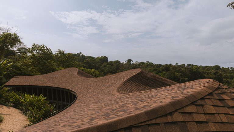 A Modular Structure That Allows a Roof to Flow Like the Landscape