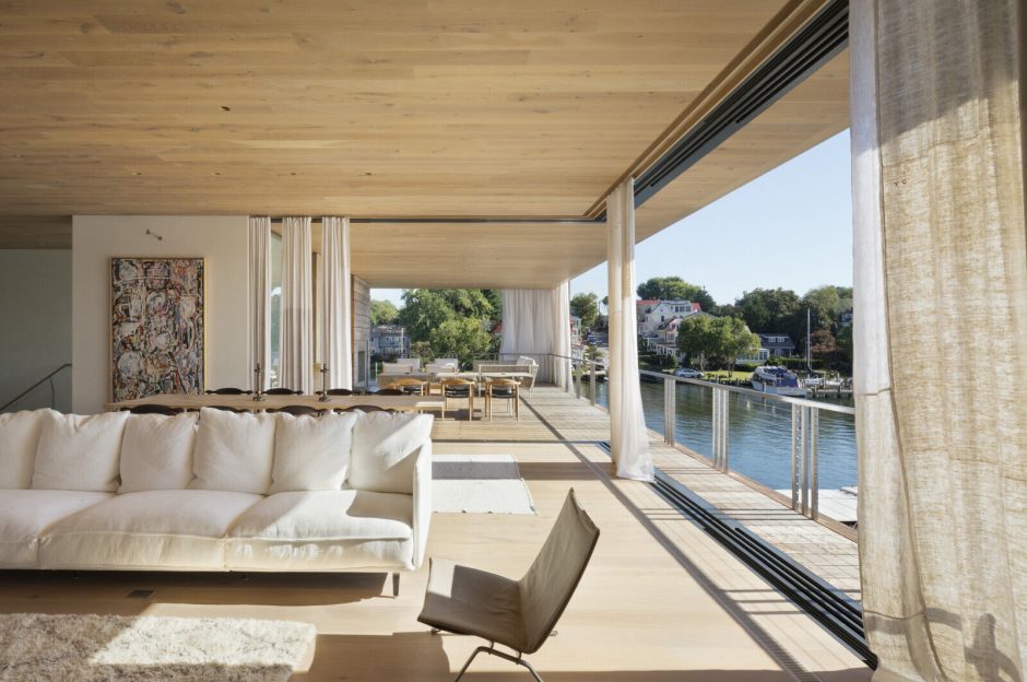 A Coastal Home That Uses Architectural Layers to Extend Outdoor Living