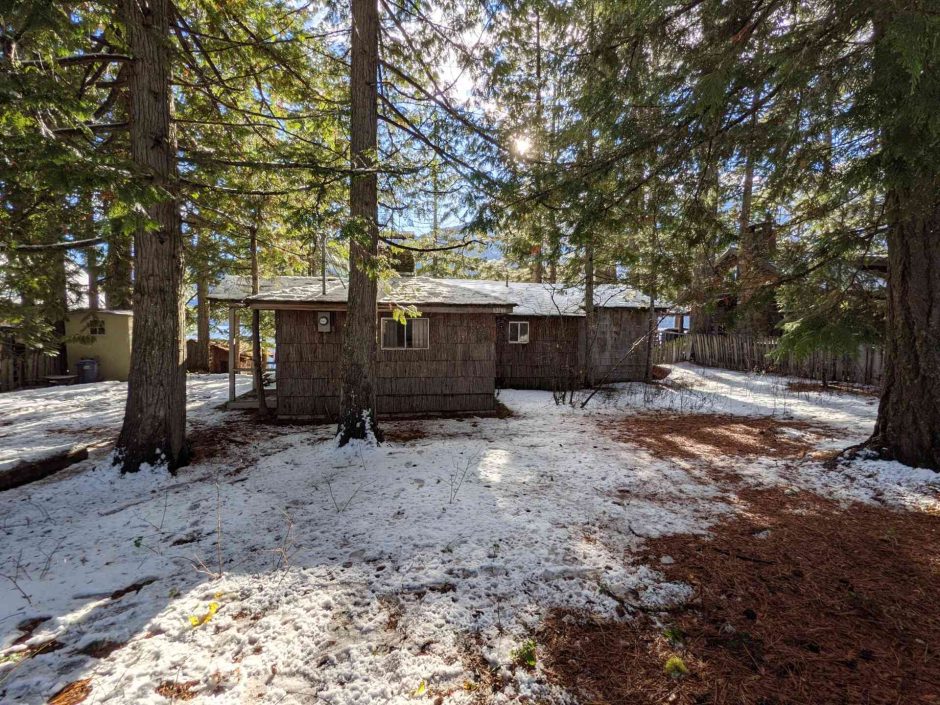 A Century-Old Log Cabin Becomes the Living Room of a New Lake House