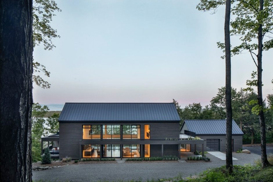 This Modern Barnhouse in Canada Was Inspired by the Region’s Long Farm ...
