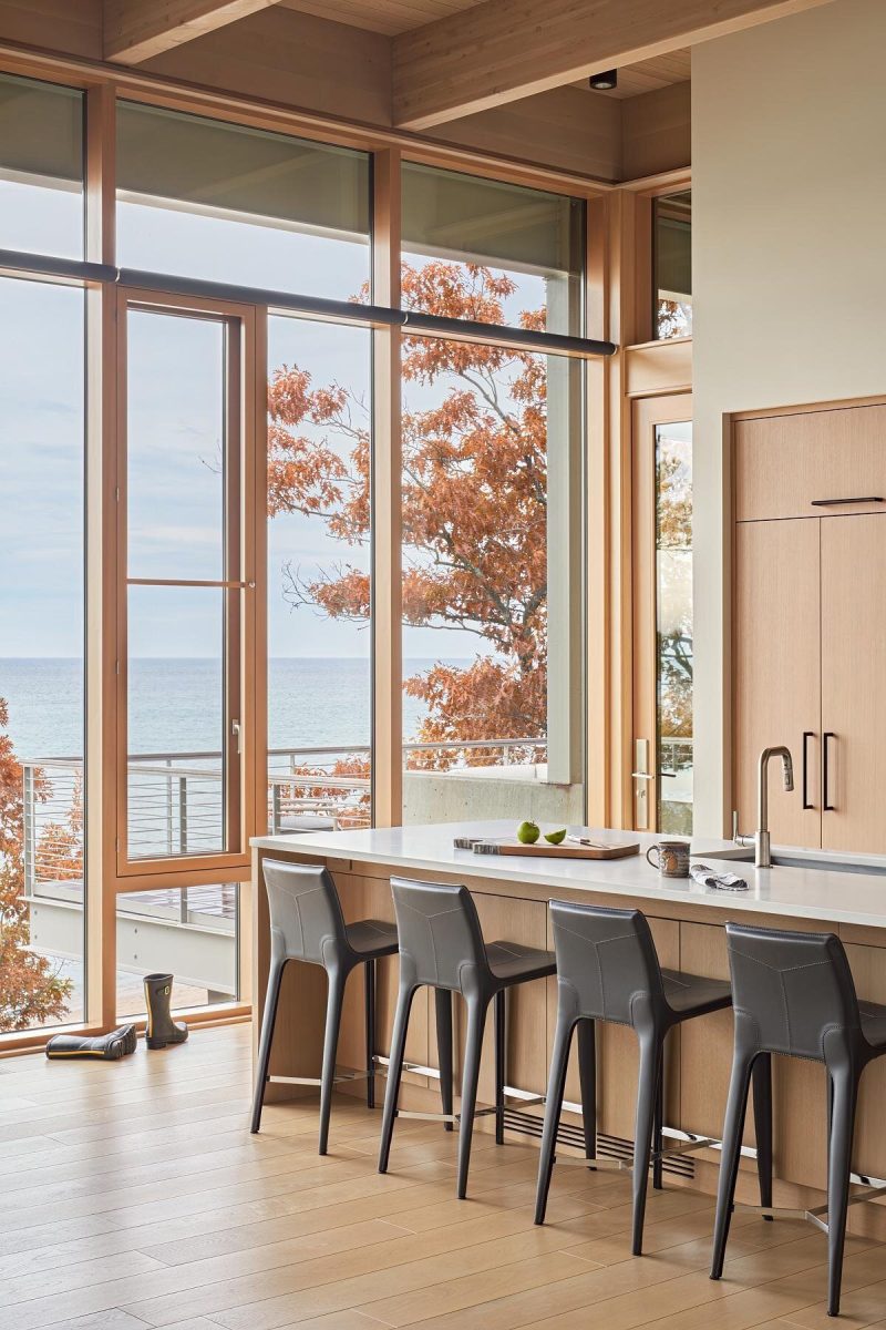 This Lake House Blends Privacy and Panoramic Views