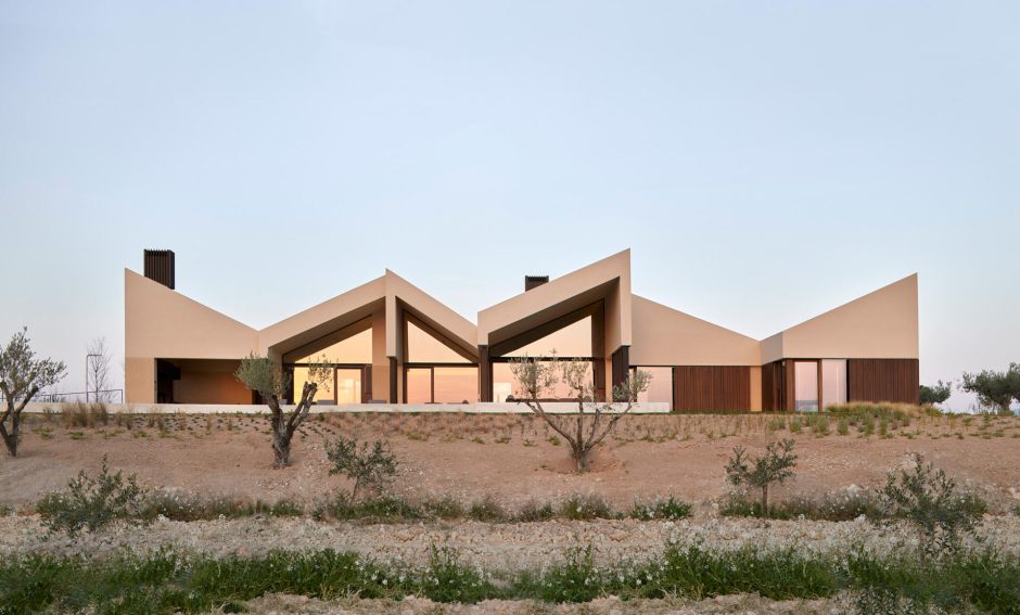 Sculptural Forms Redefine the Classic Gable Roof in Valencia